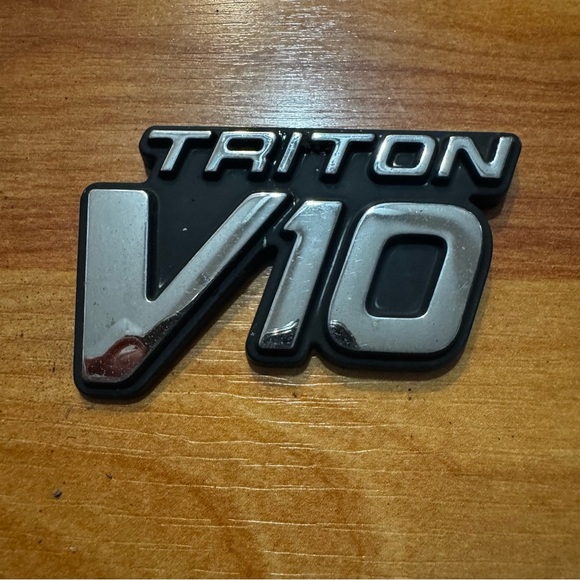 Ford | Other | 999204 Ford F250 F350 Triton V10 Side Fender Emblem ...